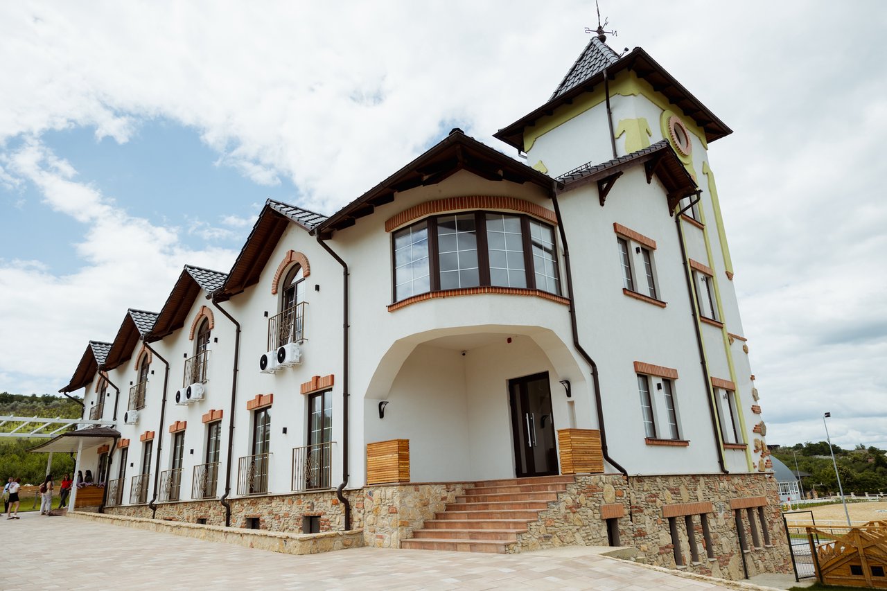 De la înălțimea călăreților: Complexul Kazac Club își deschide porțile ...