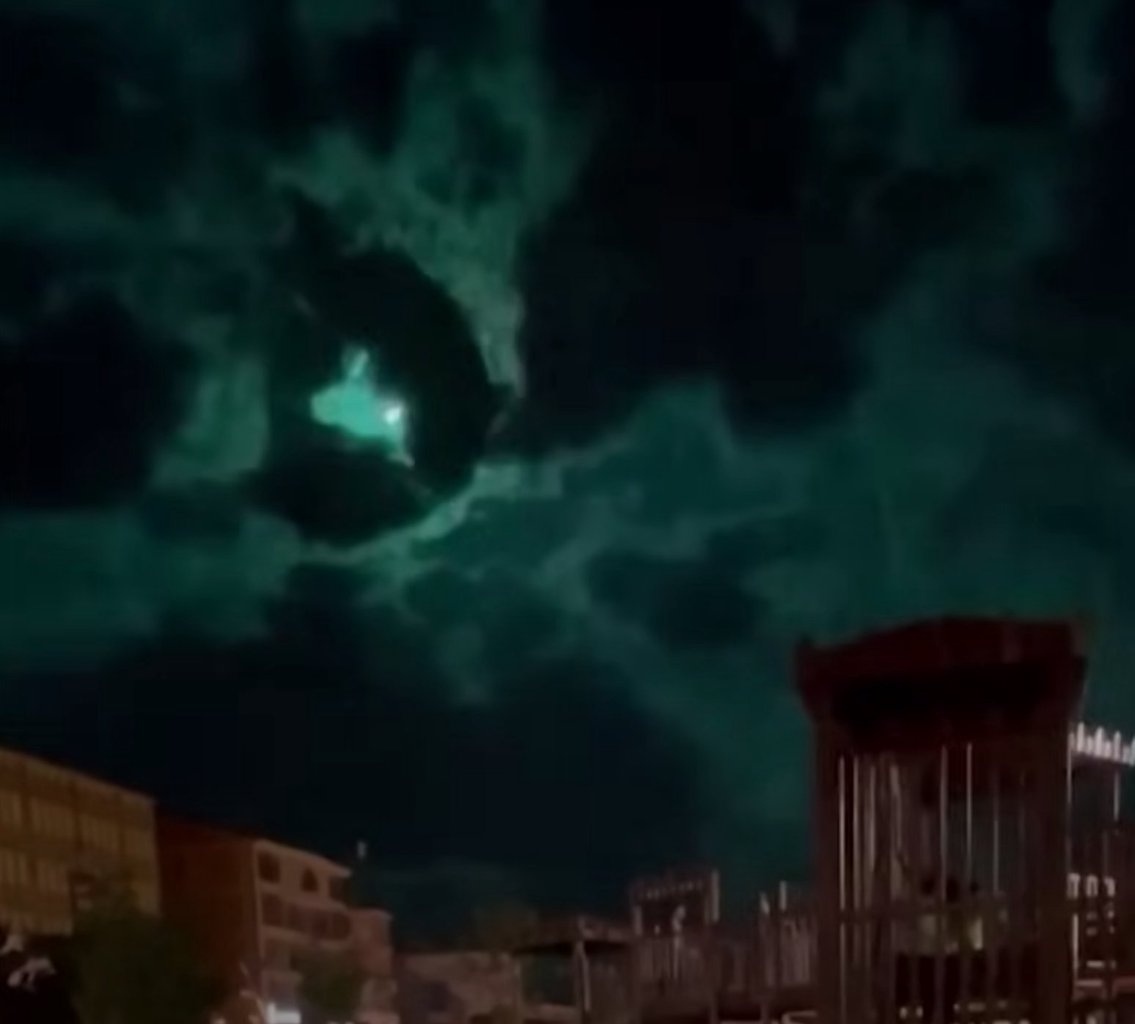 Cer colorat în verde. Un meteorit a intrat în atmosferă deasupra ...