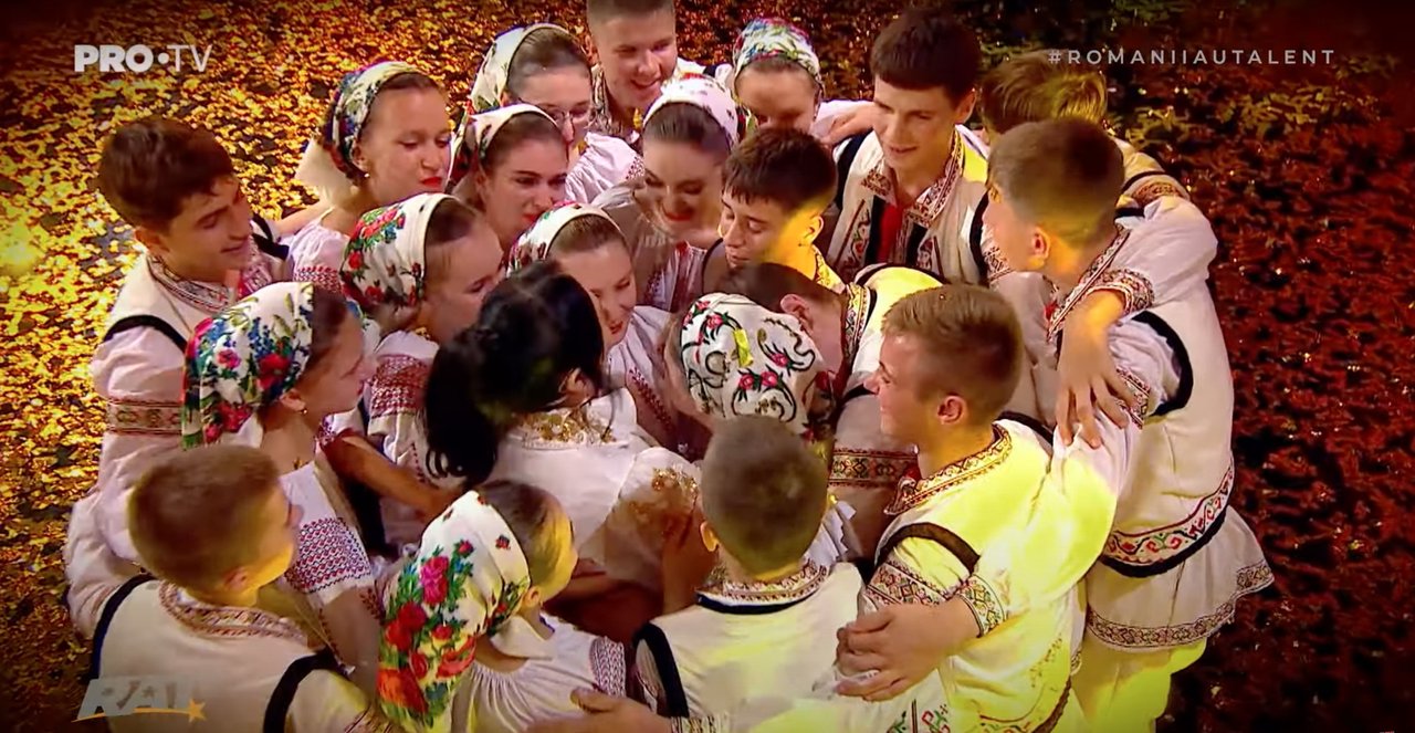 Românii au talent: Golden Buzz pentru ansamblul Hecenii din R. Moldova ...