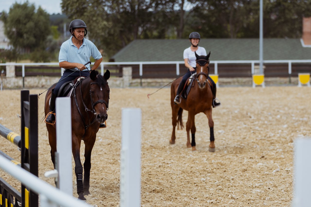 De la înălțimea călăreților: Complexul Kazac Club își deschide porțile ...