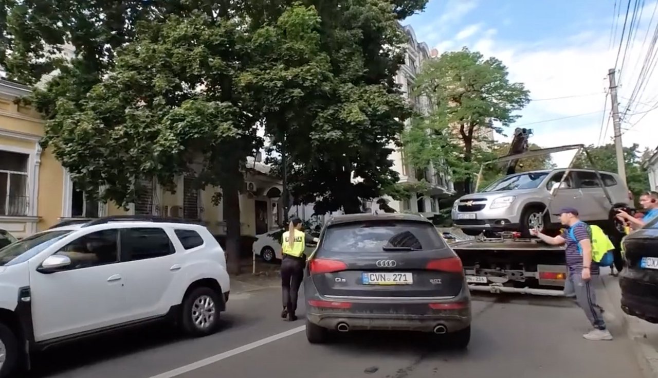 Evacuare cu bucluc: O polițistă, pe punctul să fie luată pe sus în timp ...