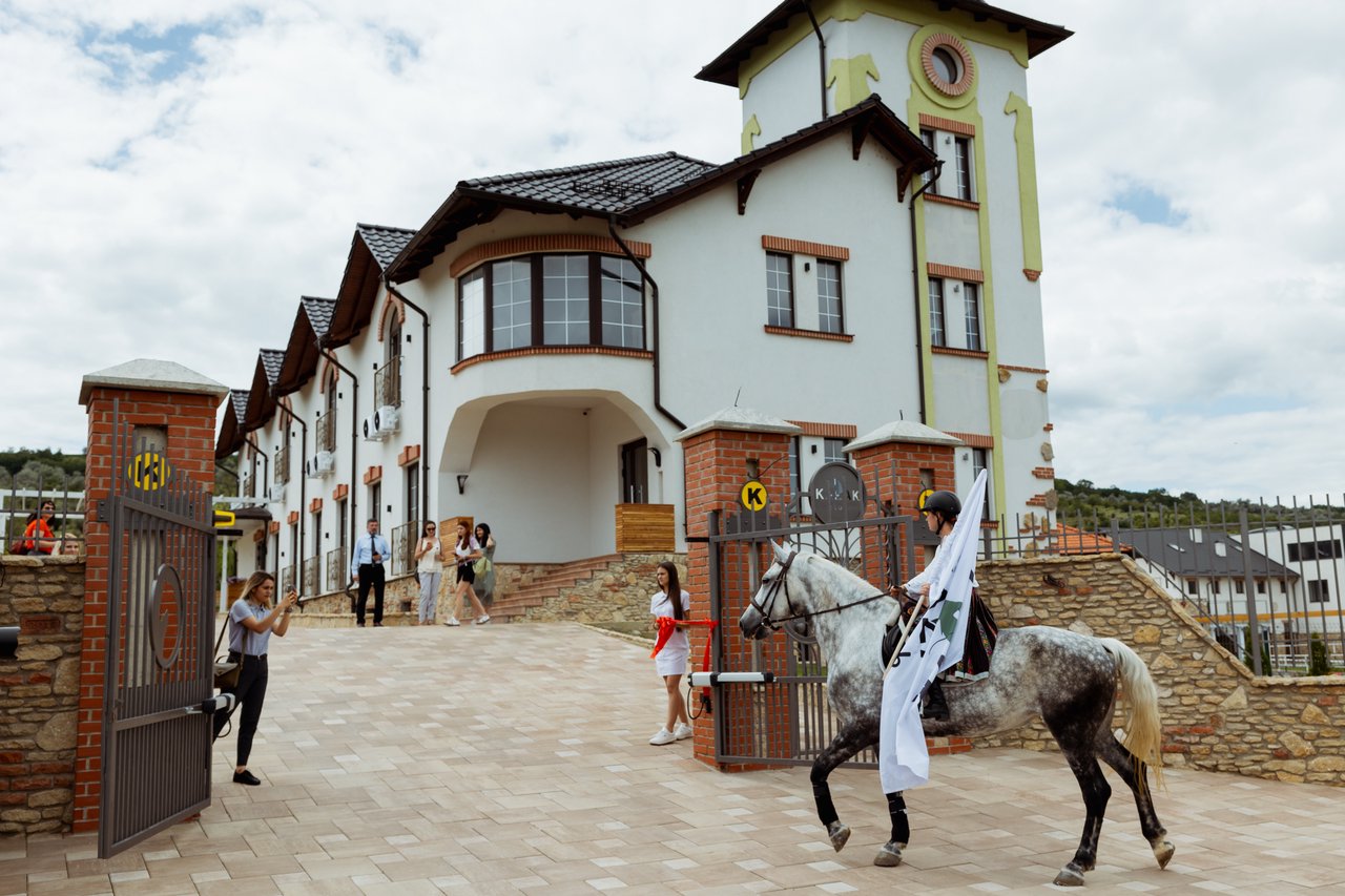 De la înălțimea călăreților: Complexul Kazac Club își deschide porțile la Grătiești pentru ...