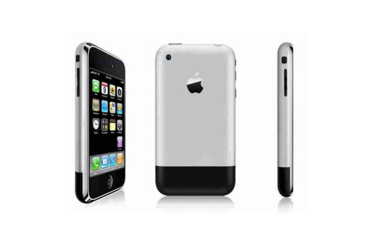 Primul model iPhone vândut pentru o sumă enormă de peste 63 de mii de ...